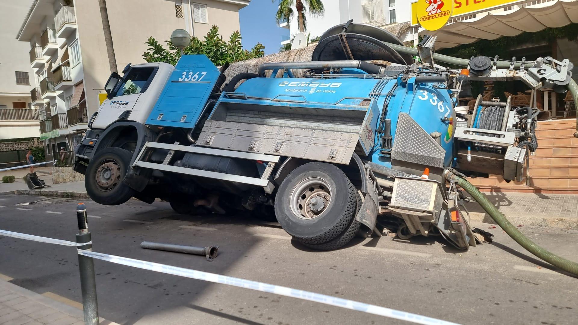 Mallorca news: heavy lorry collapses road