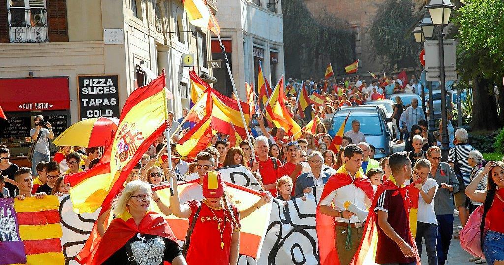Party atmosphere for pro-Spain march in Palma