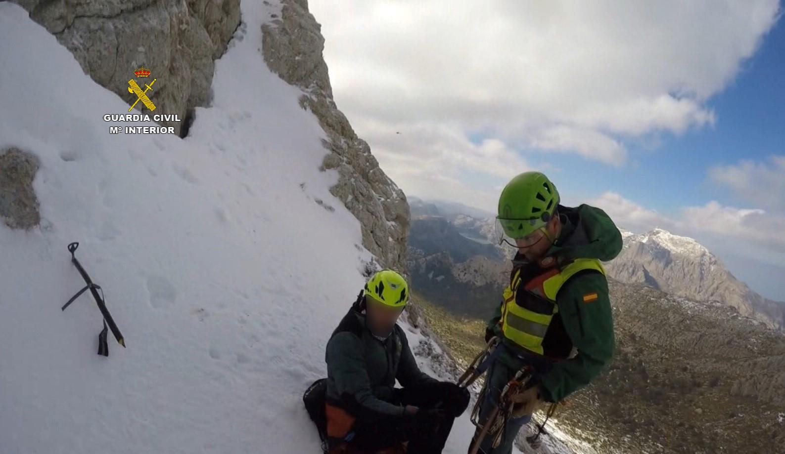 Mallorca top gun chopper pilots in dangerous mountain rescue in the snow
