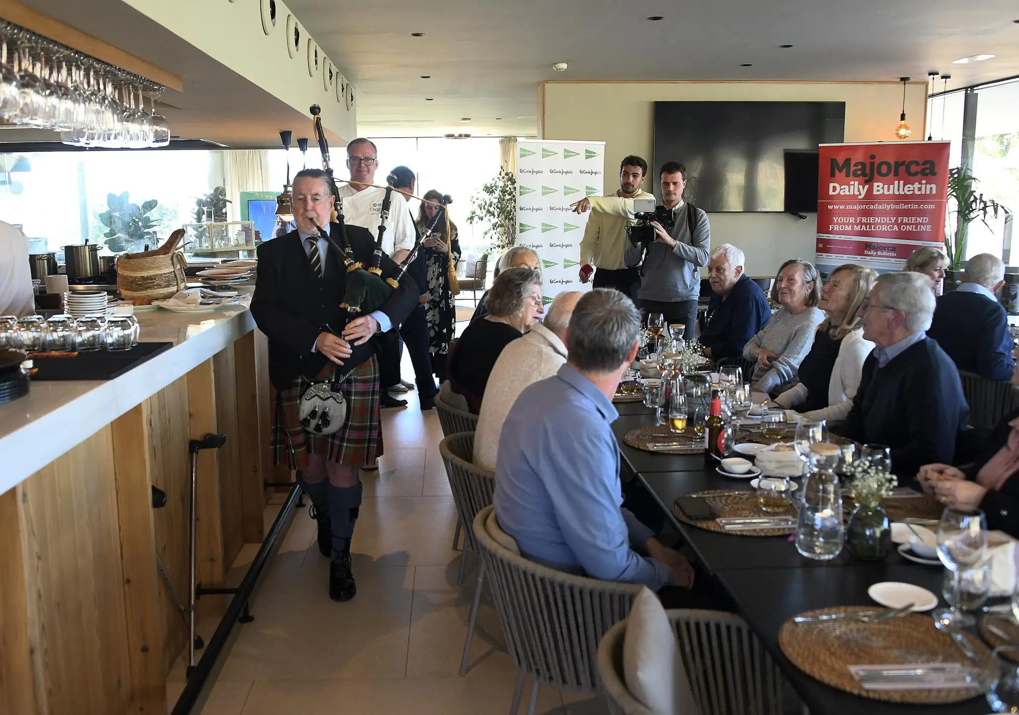 Photo gallery: Burns lunch with the Bulletin