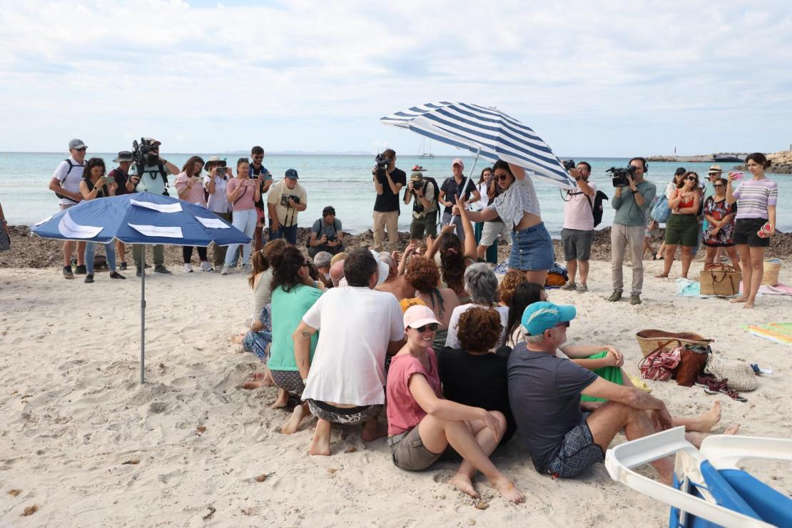 Photo gallery: The Mallorca beach protest in pictures by P. Pellicer