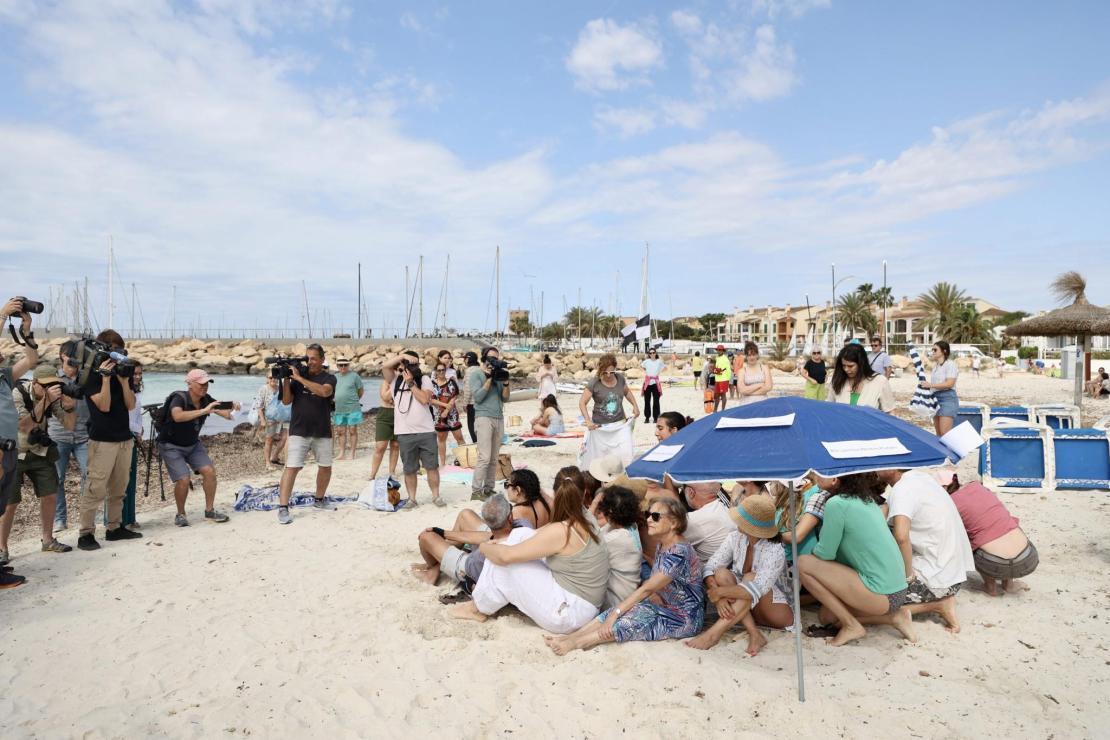 Photo gallery: The Mallorca beach protest in pictures by P. Pellicer