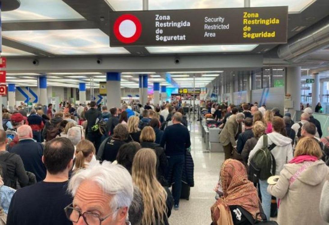 Mallorca tourism: British government upgrades warning of long passport control queues