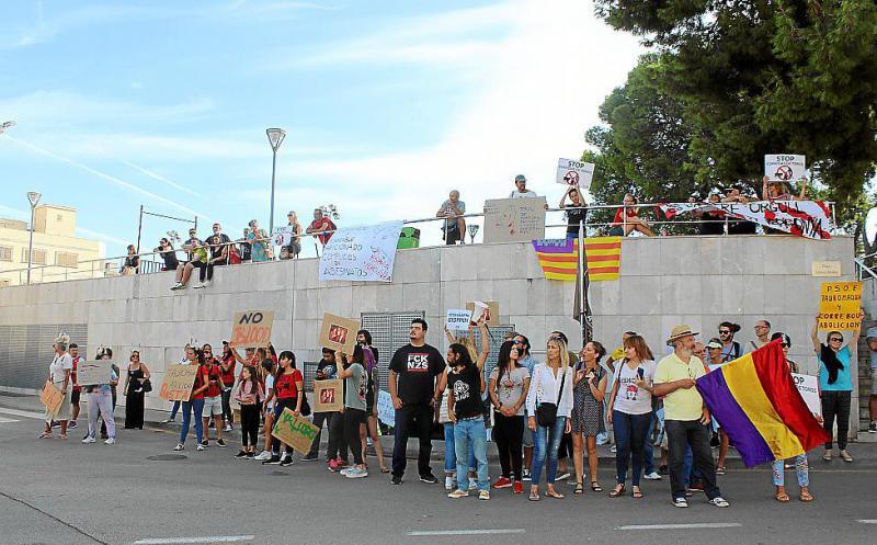 Mallorca animal rights: Mass anti-bullfighting protest in Mallorca ...