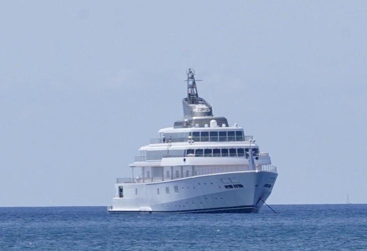 Jennifer Aniston's "Love Boat" sails around Mallorca