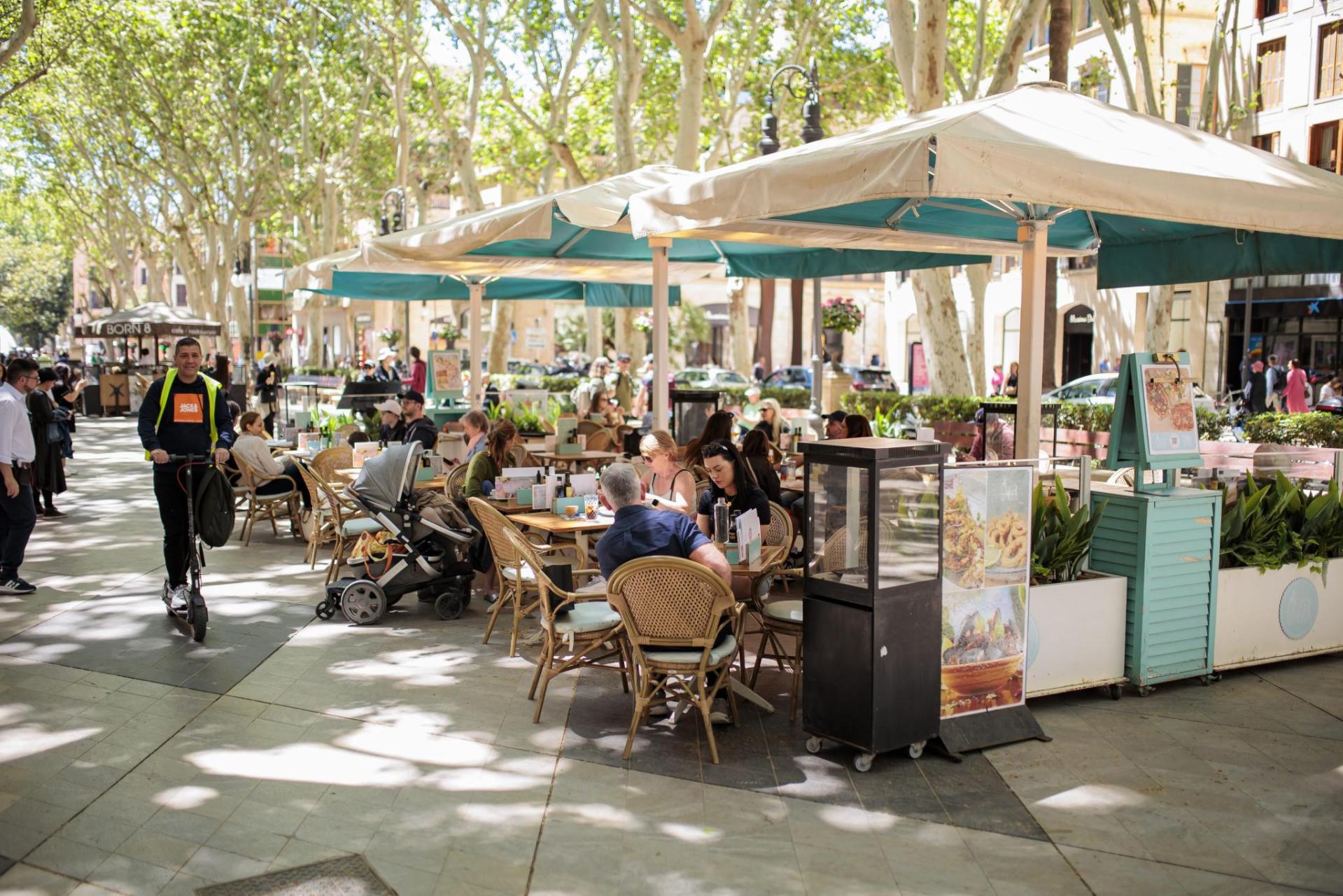 With a cut to the number of flights, Mallorca's restaurants and shops ...