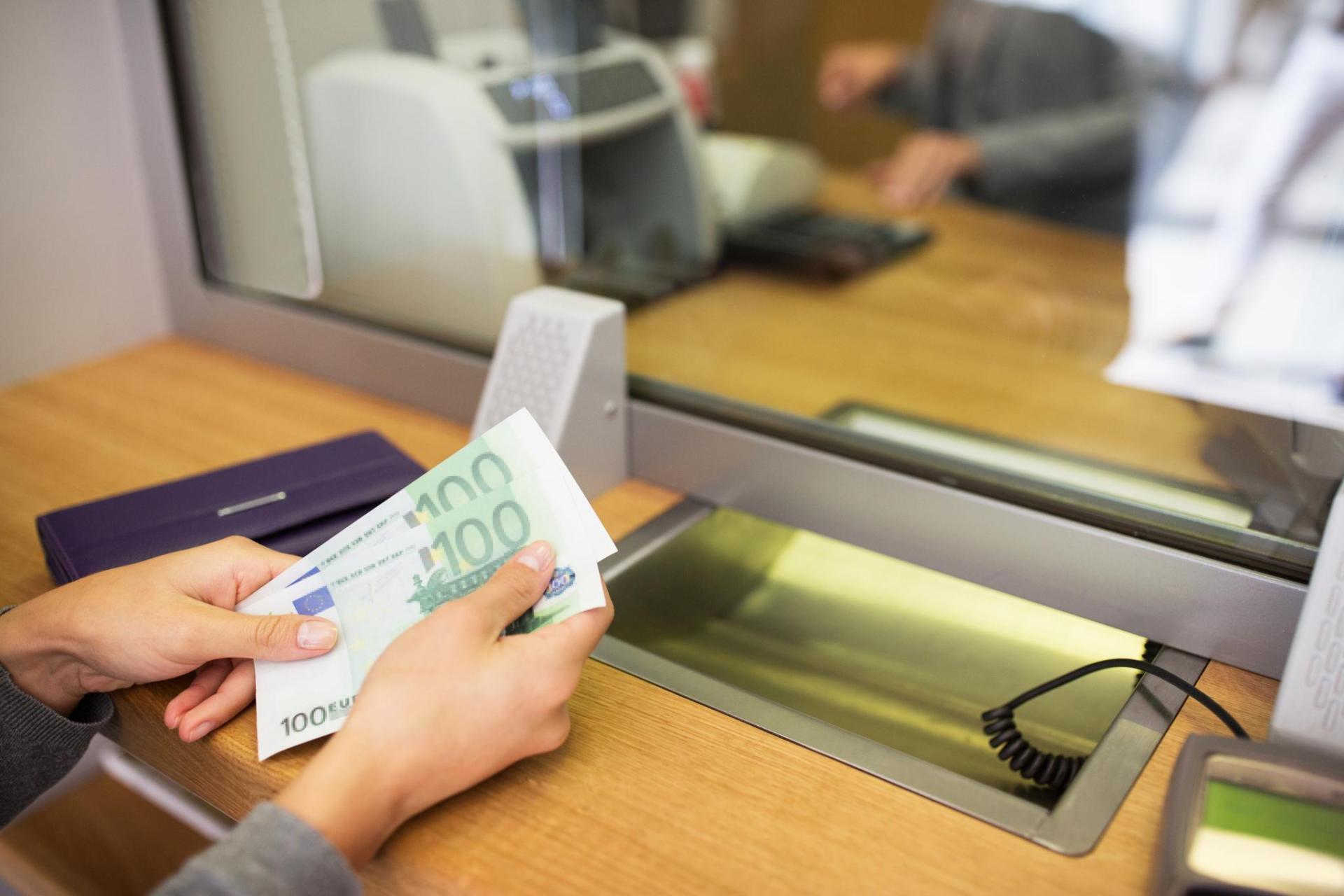 New rules could expose your big card transactions in Spain — banks must ...