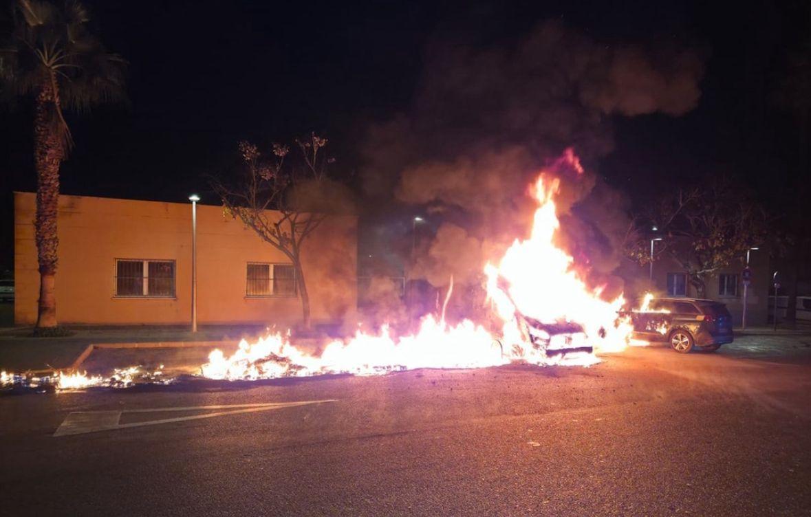 Mallorca Christmas pyromaniac torches cars in Palma