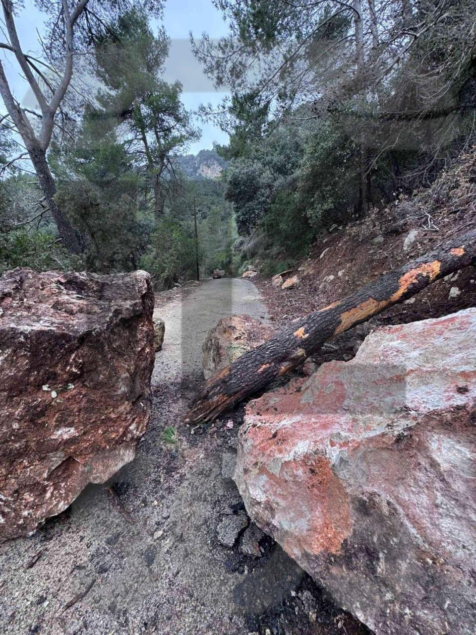 Rockfall isolates homes in Esporles amid heavy rain warning in the ...