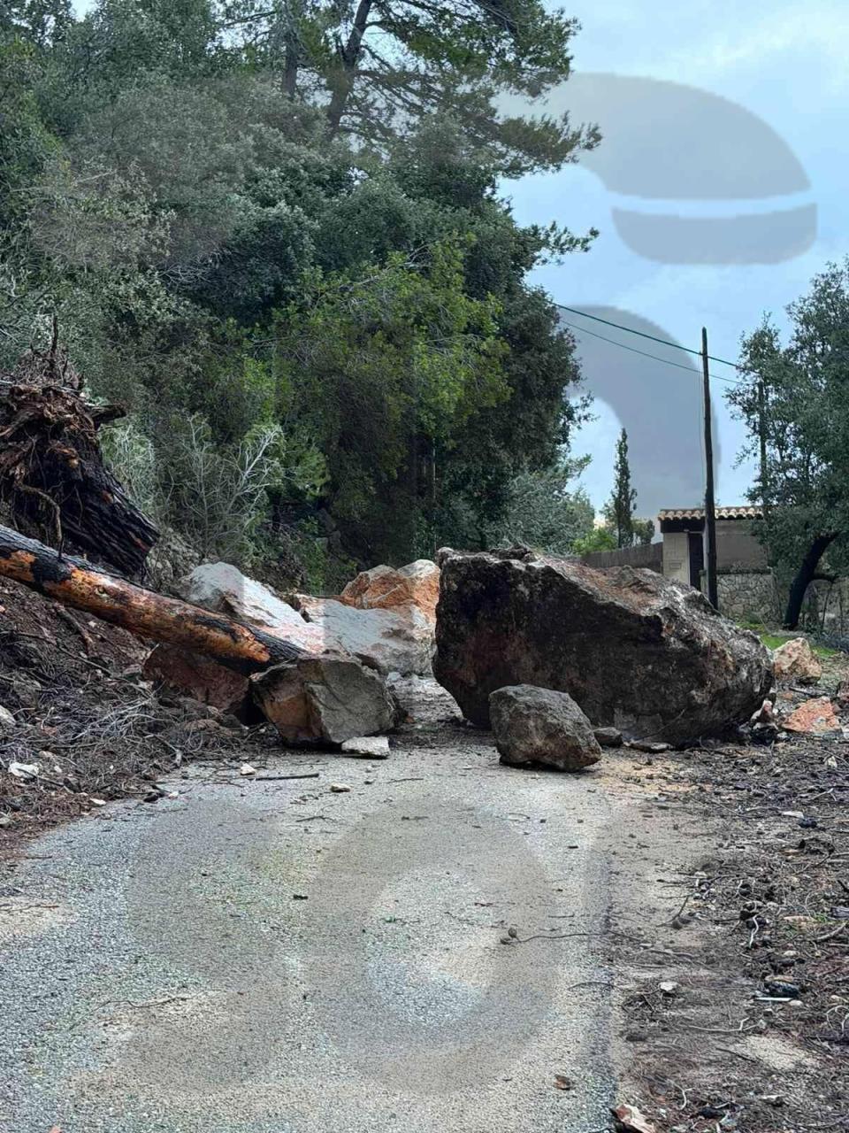 Rockfall isolates homes in Esporles amid heavy rain warning in the ...