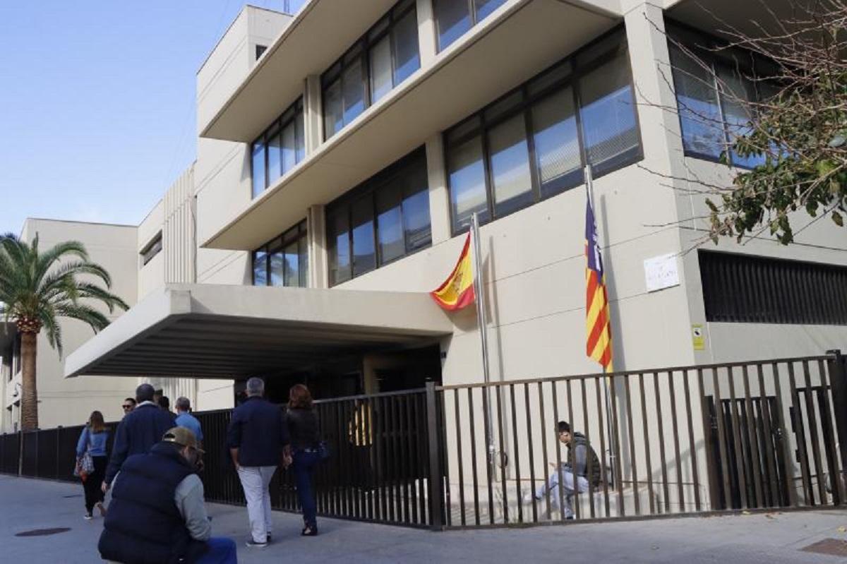 Britons in danger of getting caught in Spain immigration trap, system ...