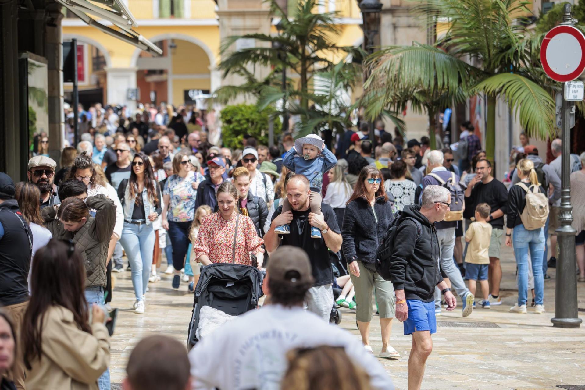 The Balearic Government believes there is less tourist overcrowding ...