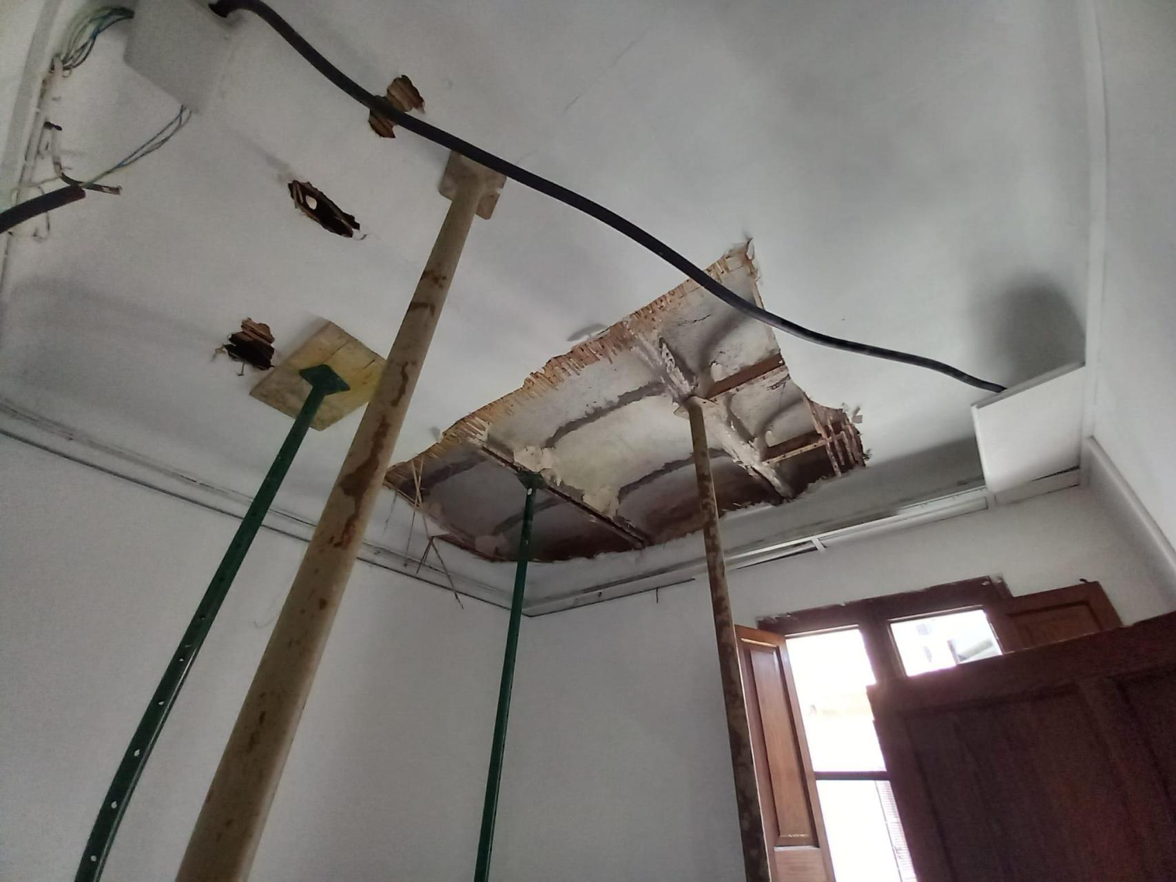 Palma apartment building evacuated after a false ceiling collapses