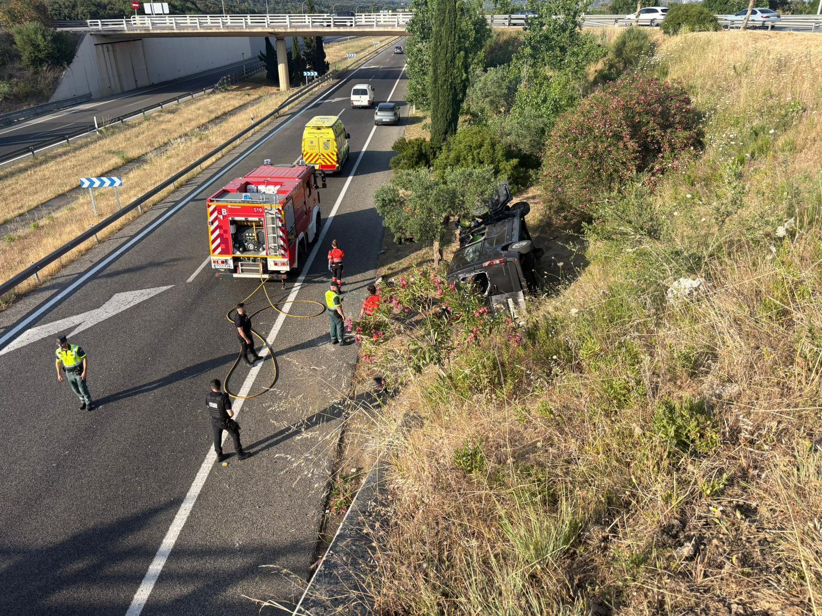 Passenger van falls from a roundabout and crashes onto a Mallorca motorway