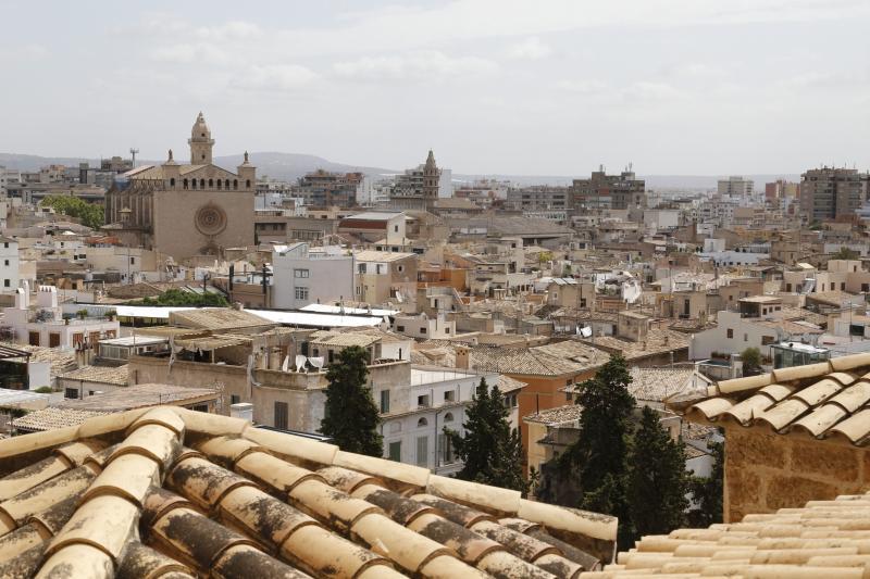 A single person in Spain needs to earn 21,000 euros net per year to buy ...