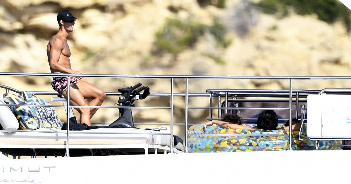 Ronaldo keeps fit while on holiday in Mallorca