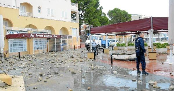 Cyclone Ana causes flight cancellations and fallen trees