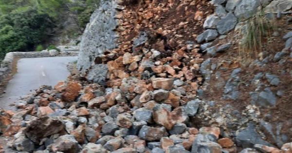 Mallorca roads: Valldemossa road closed briefly following a rockfall
