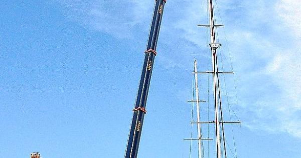 Spectacular unstepping of sailing yacht Asashi’s mast at STP in Palma