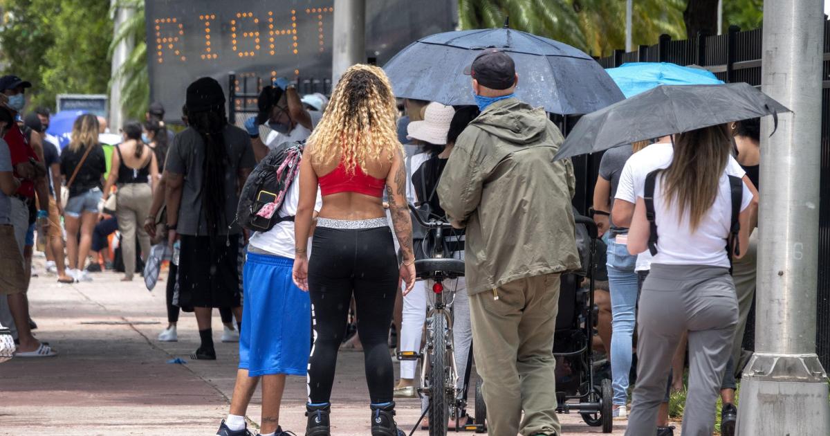 Come on - mind your manners and queue properly will you!