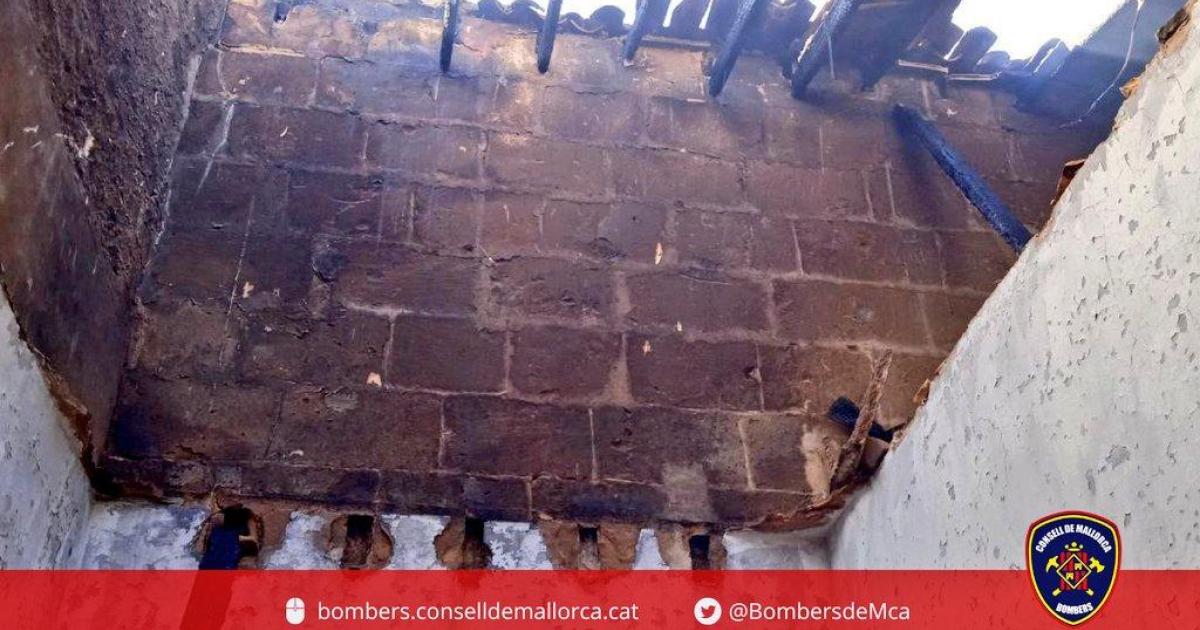 Mallorca emergencies: Lightning destroys roof of a house in Manacor