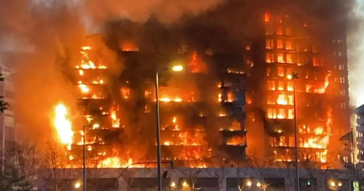Photo gallery: Images of the fire in the 14-storey building in Valencia