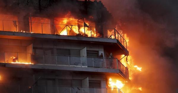 Valencia Fire: Shocking videos of a fire in a 14-storey building in ...