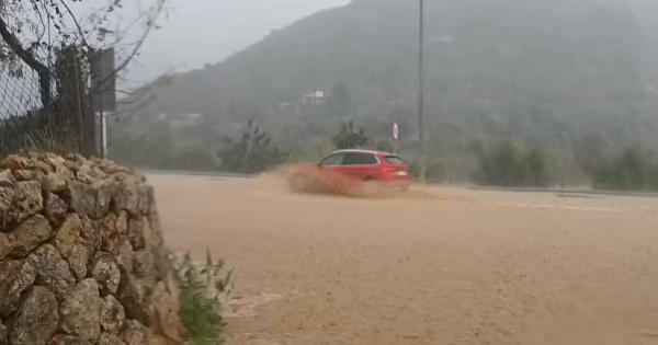 Mallorca weather: Watch flash floods hit Mallorca: Drivers panic in ...