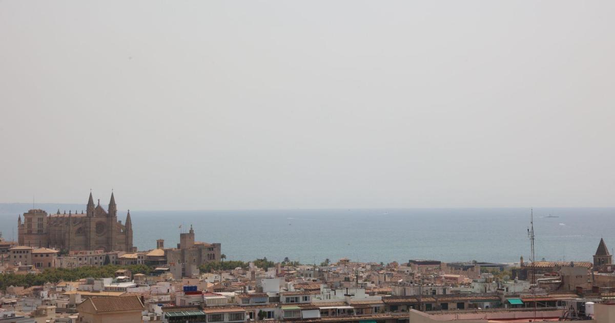 Ash clouds from French forest fire reach Mallorca, smoke over Palma