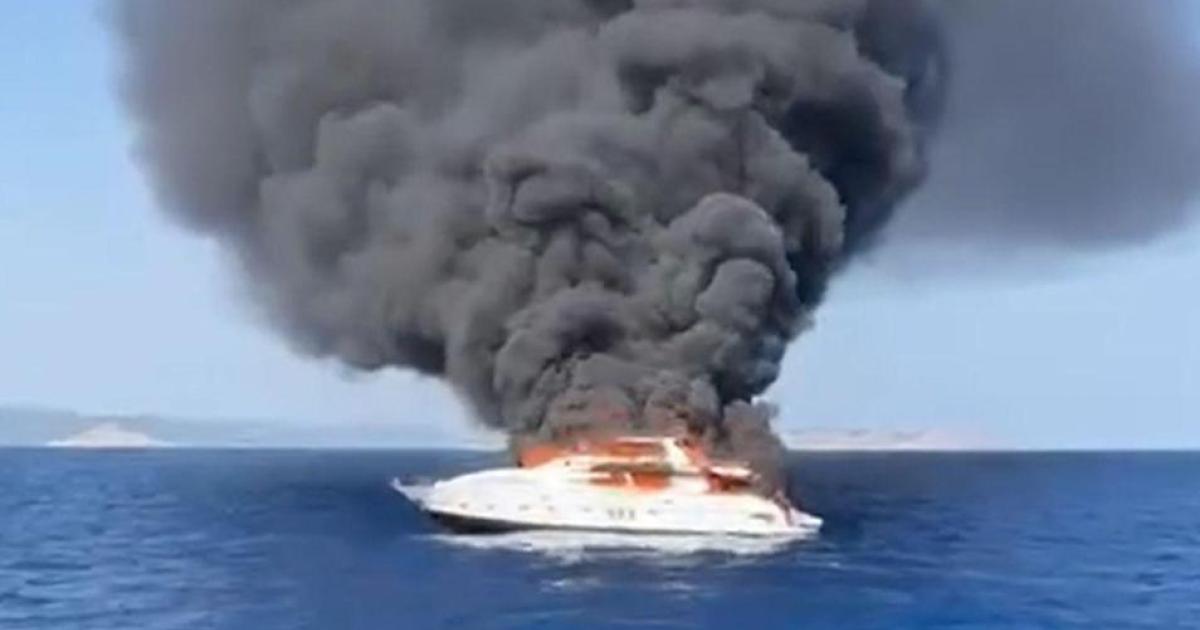 A 28-metre yacht on fire in Balearic waters