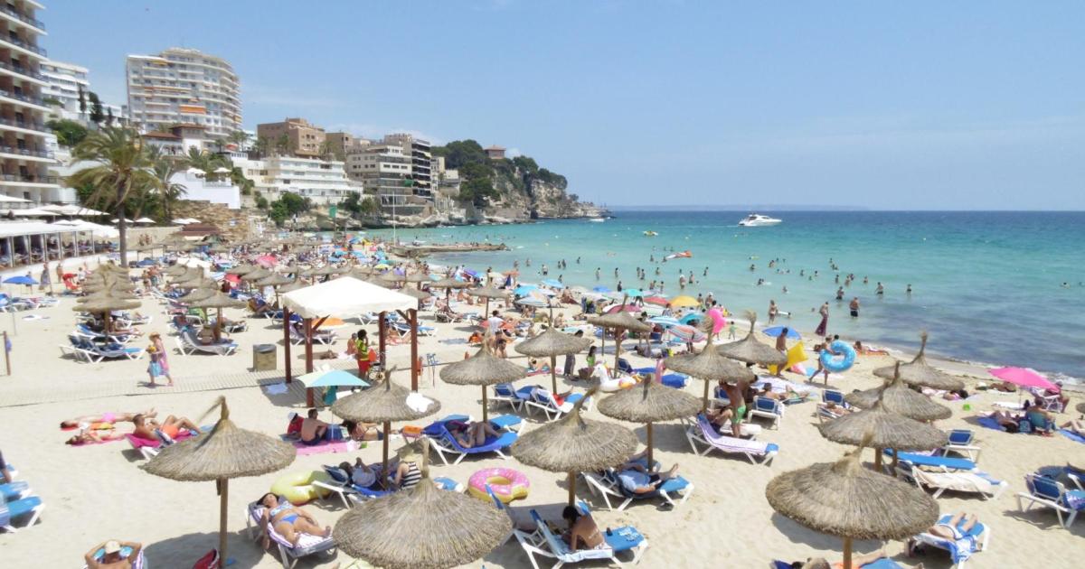 1,000+ sun beds disappear from Mallorca beaches due to sand loss