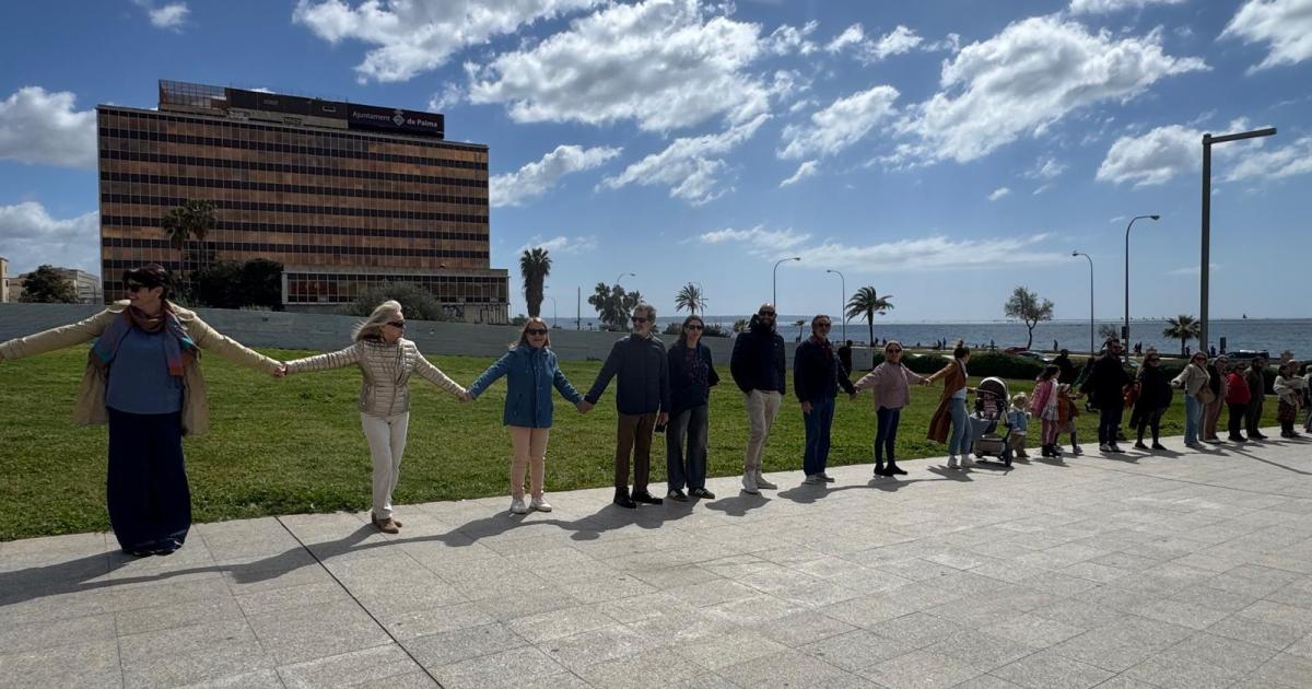 Palma human chain in protest against GESA Building car park
