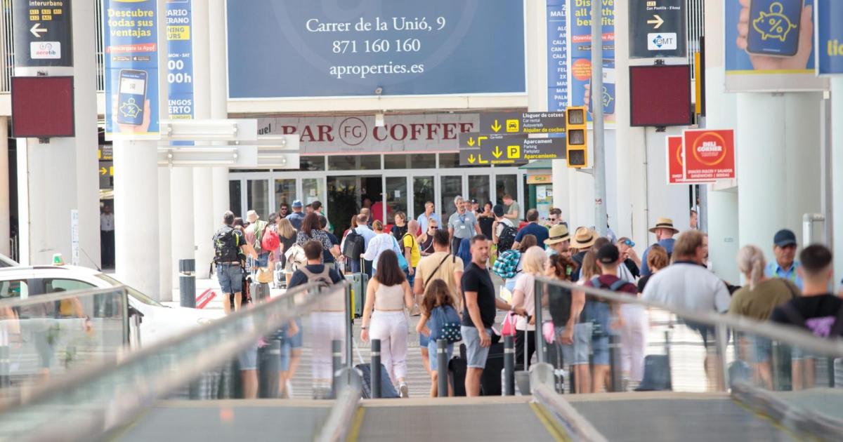 Palma Airport workers "suffocating" because of heat