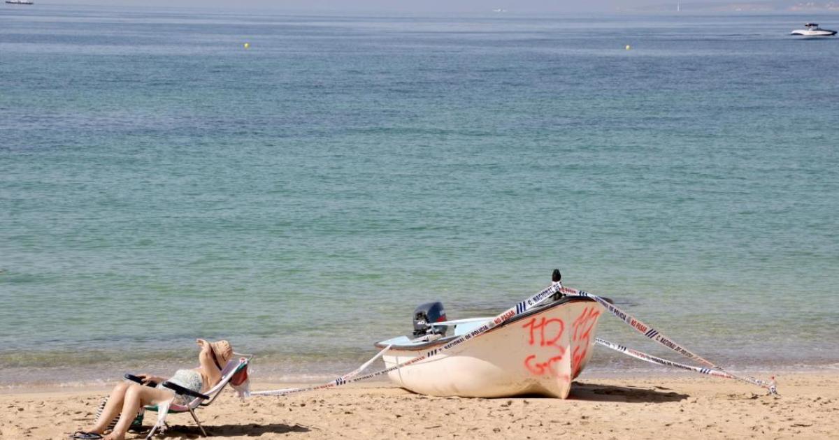 Four illegal immigrants in small boat land at city centre Palma beach