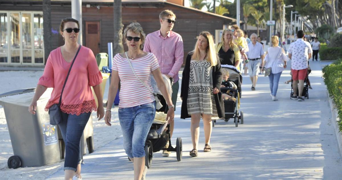 Hotel chief slams those who oppose return to record season